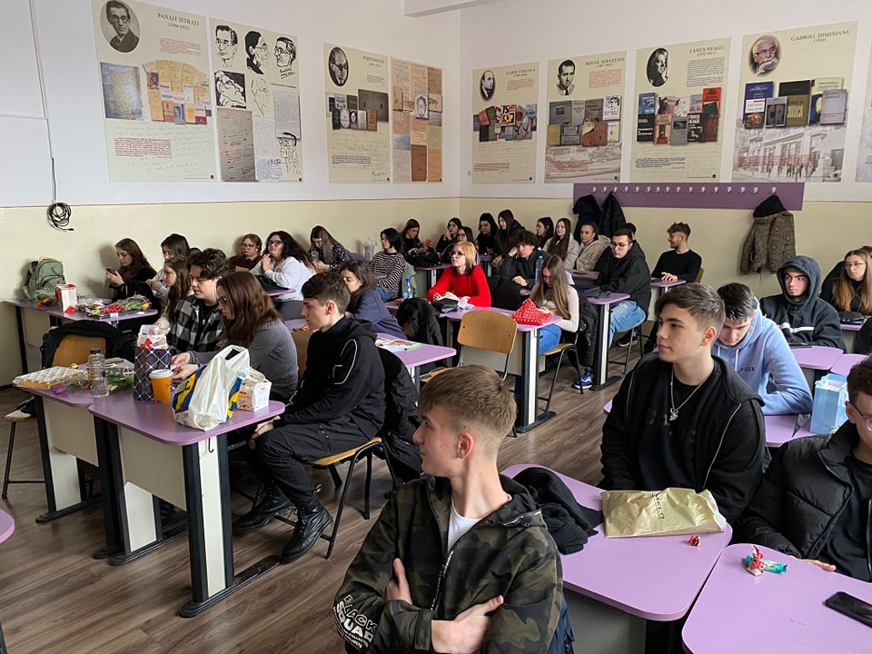 „FEMEIA ÎNTRE TRADIȚIE ȘI MODERNITATE”, masă rotundă, la Liceul ...