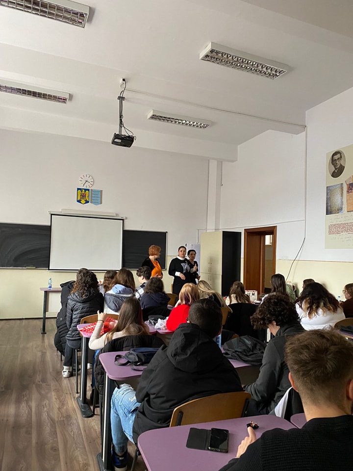 „FEMEIA ÎNTRE TRADIȚIE ȘI MODERNITATE”, masă rotundă, la Liceul ...