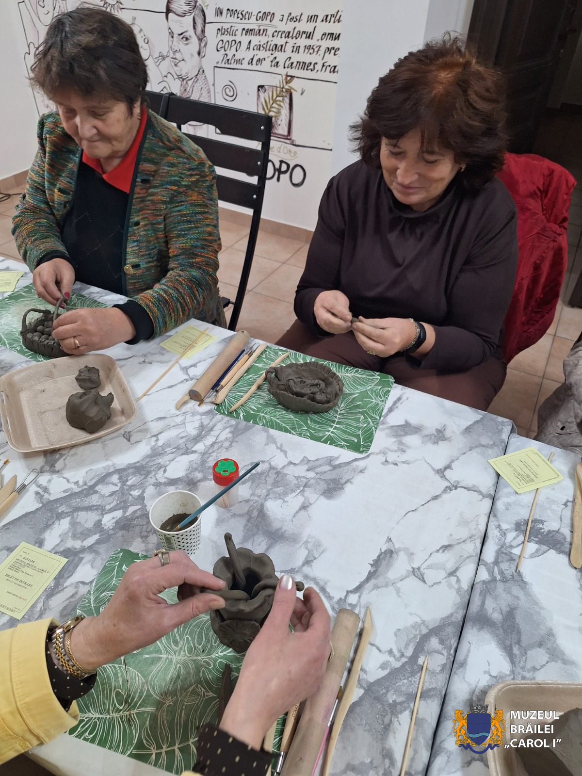 ATELIER DE MODELAJ ÎN LUT, la Muzeul Brăilei „Carol I” - Casa Umorului ...