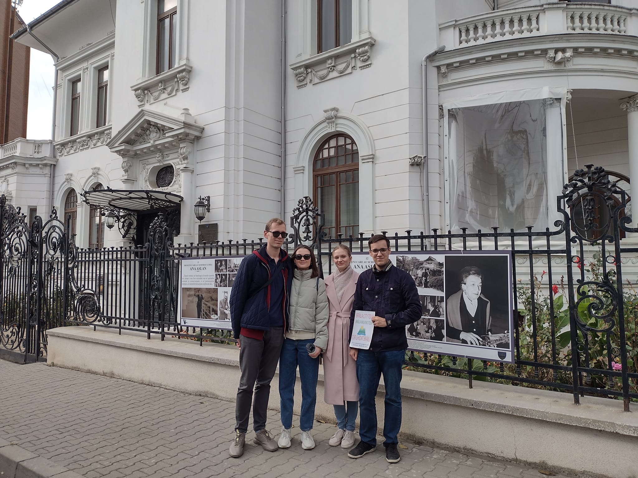 VIZITATORI în expoziția „Ana Aslan”, la Muzeul Brăilei „Carol I ...