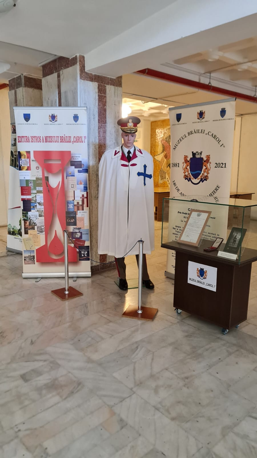 Amenajare expoziție dedicată ZILEI NAȚIONALE A ROMÂNIEI, în holul Casei ...