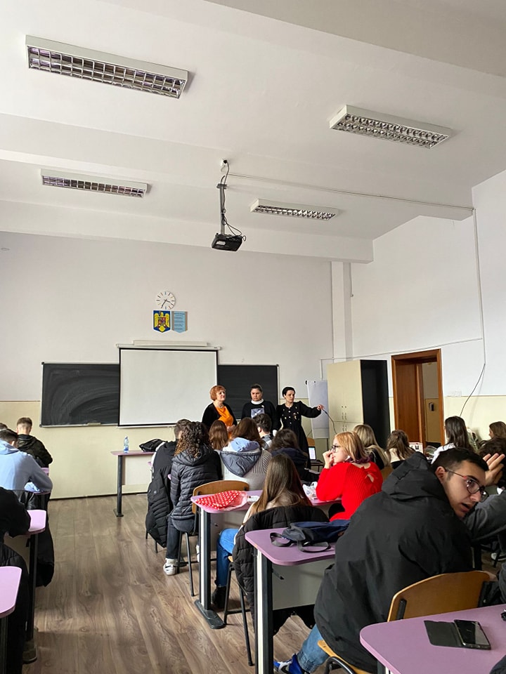 „FEMEIA ÎNTRE TRADIȚIE ȘI MODERNITATE”, masă rotundă, la Liceul ...