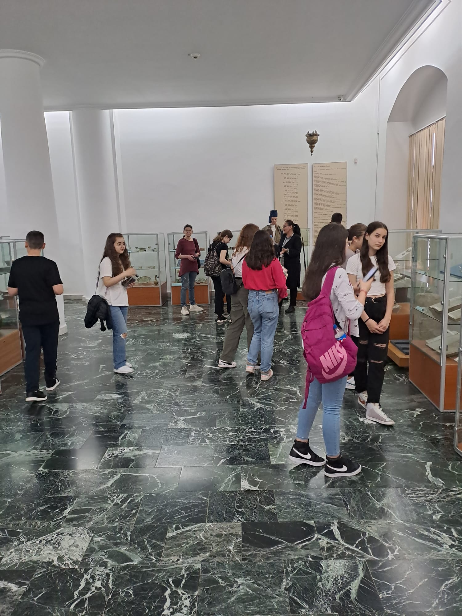 VIZITATORI, la sediul Muzeului Brăilei „Carol I” Secțiile Arheologie ...