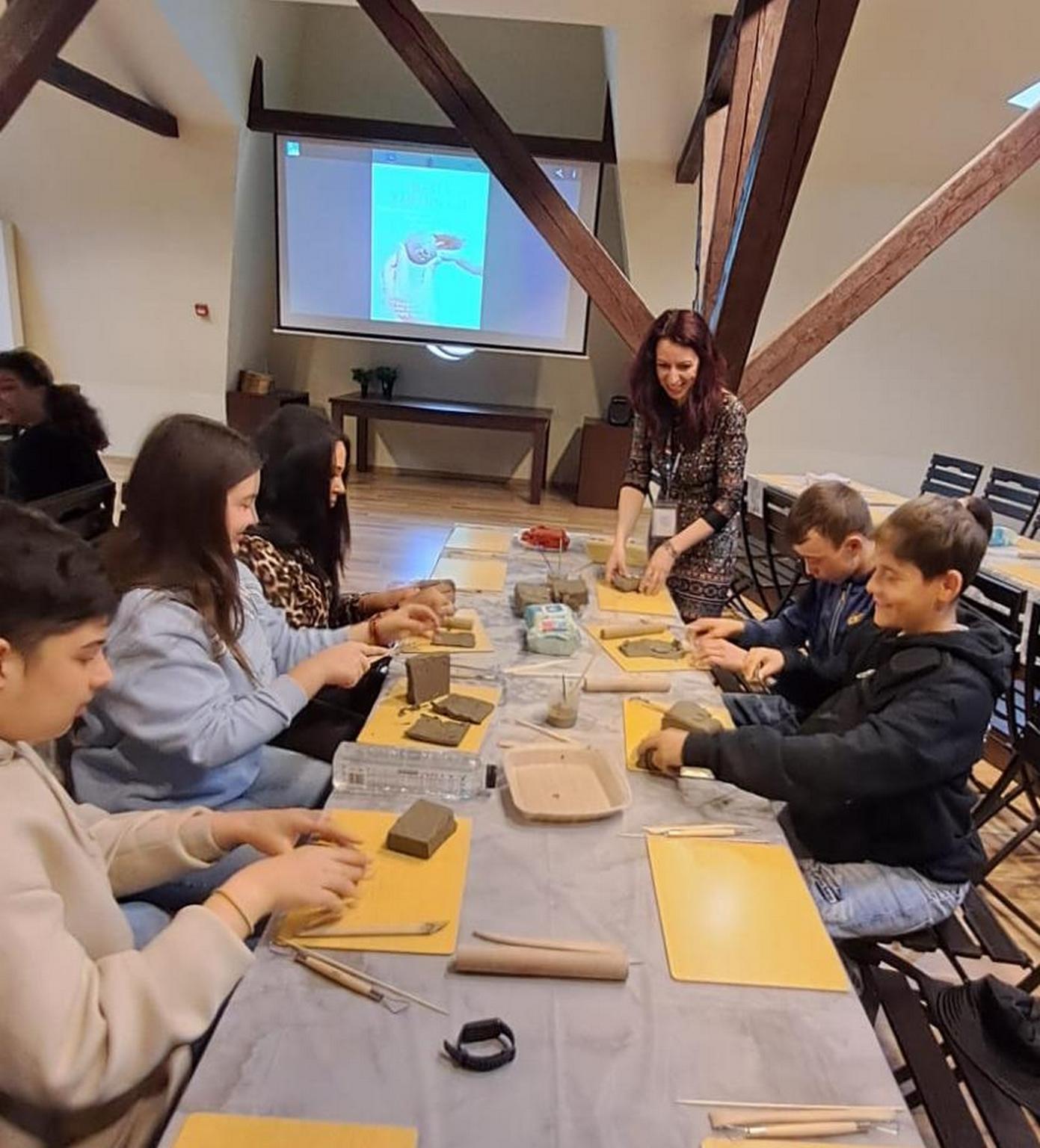 „MAGIA PĂMÂNTULUI”. Ateliere de modelaj în lut, organizate cu ocazia ...