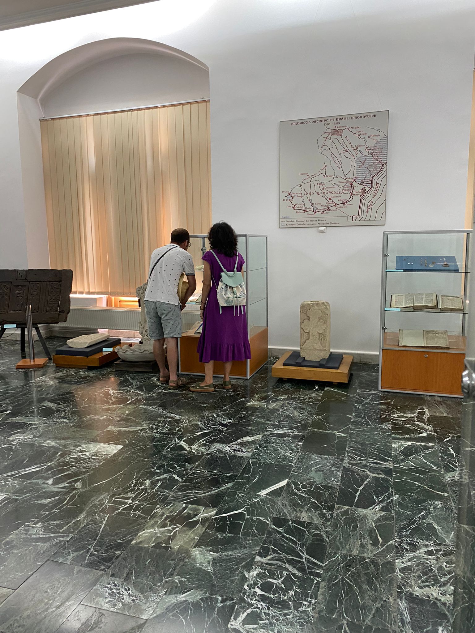 VIZITATORI în expoziția temporară de pictură istorică „Legendele ...