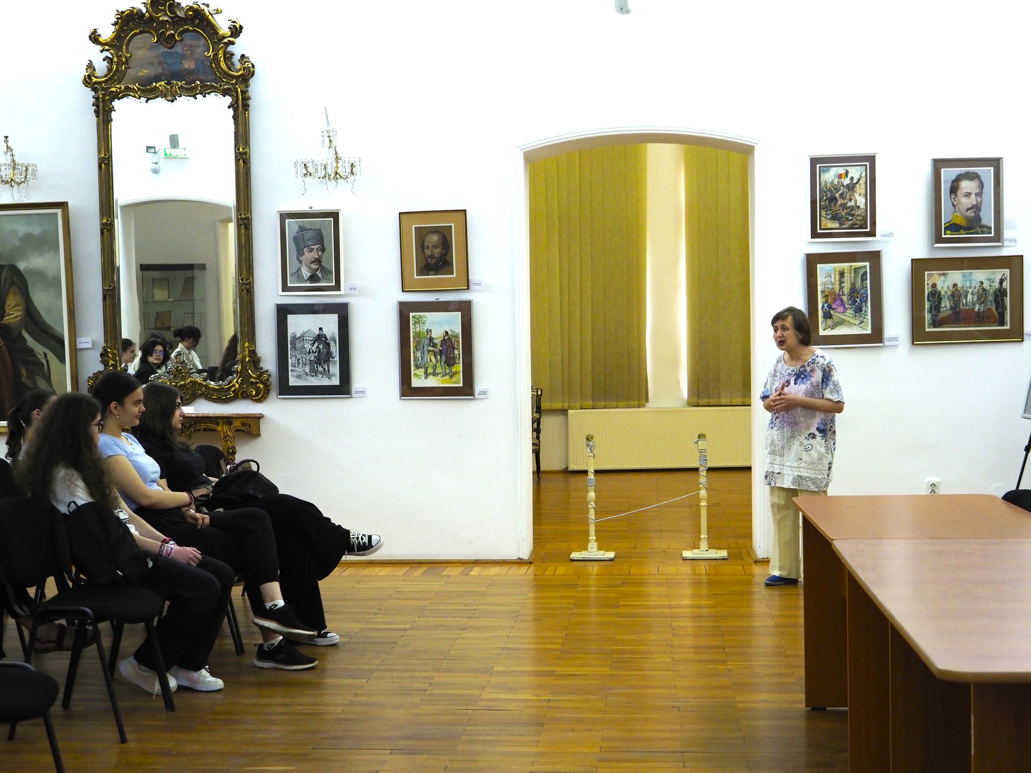 VIZITATORI în expoziția de pictură „Legendele Românilor” a maestrului ...