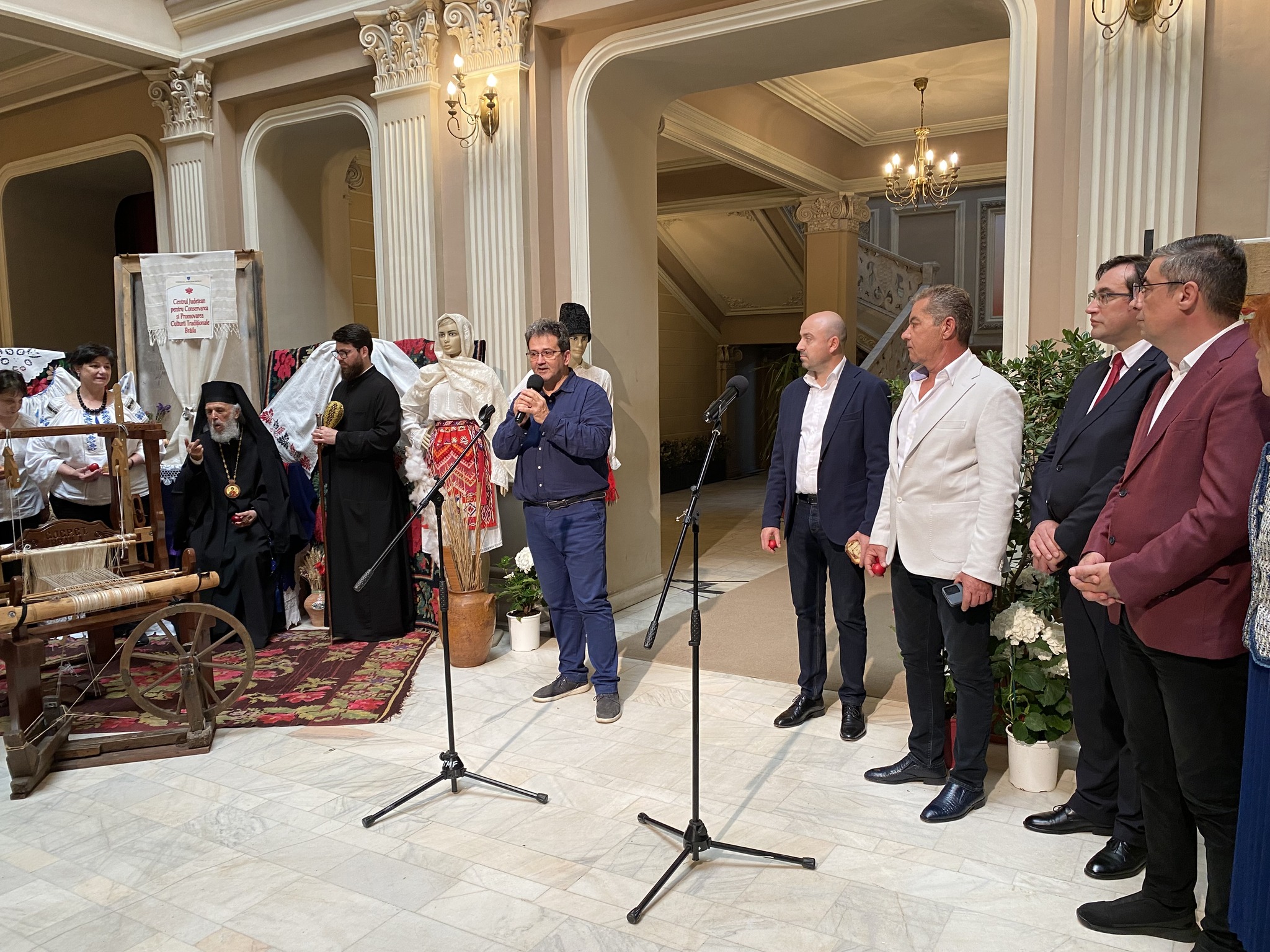 Vernisajul expoziției „LUMINĂ DIN LUMINĂ”. Icoane, Ouă încondeiate și ...